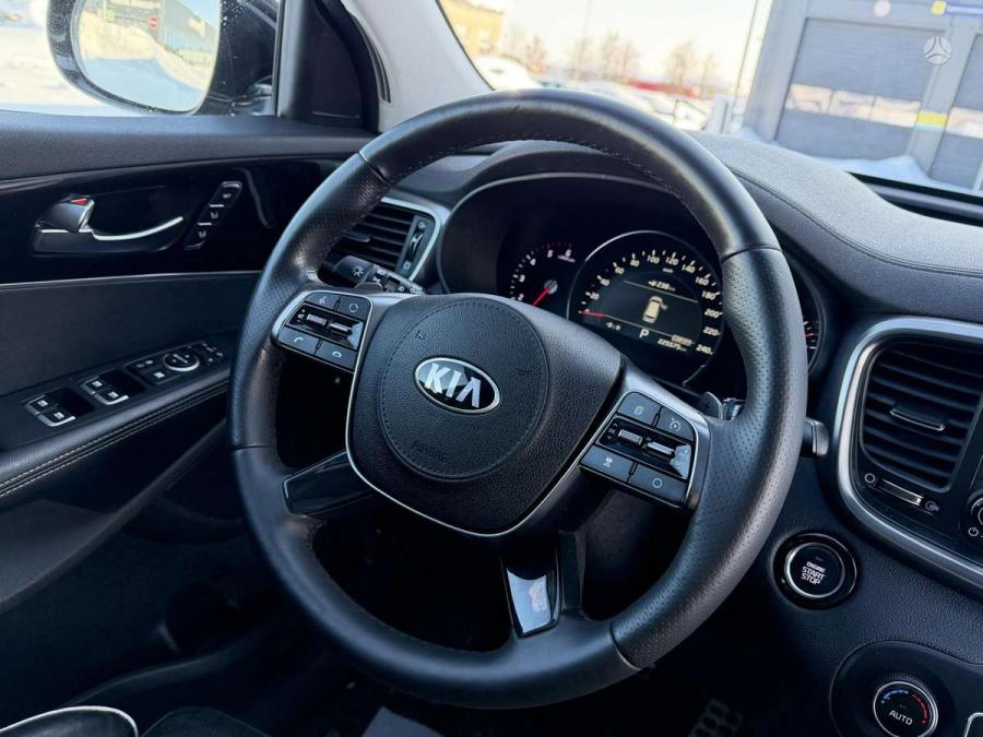 Black Kia Sorento 2019 in Siauliai, with an engine capacity of 2.20 L and mileage of 225 thousand km for 18790 €, photo 29 on AUTOMOTO.COM.LV