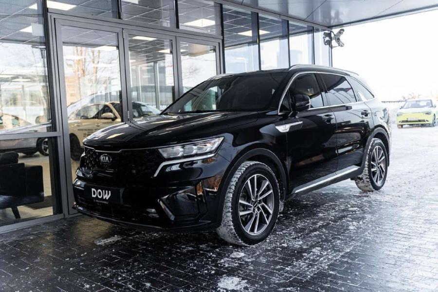 Black Kia Sorento 2020 in Vilnius, with an engine capacity of 1.60 L and mileage of 112 thousand km for 26990 €, photo 2 on AUTOMOTO.COM.LV