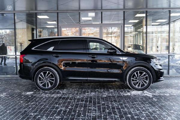 Black Kia Sorento 2020 in Vilnius, with an engine capacity of 1.60 L and mileage of 112 thousand km for 26990 €, photo 3 on AUTOMOTO.COM.LV