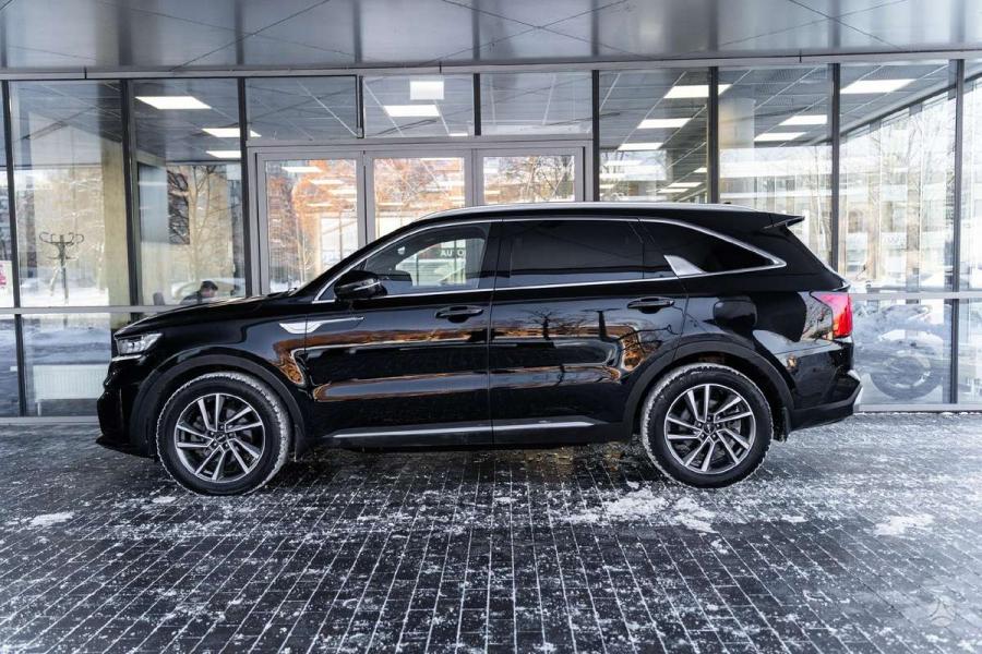 Black Kia Sorento 2020 in Vilnius, with an engine capacity of 1.60 L and mileage of 112 thousand km for 26990 €, photo 4 on AUTOMOTO.COM.LV