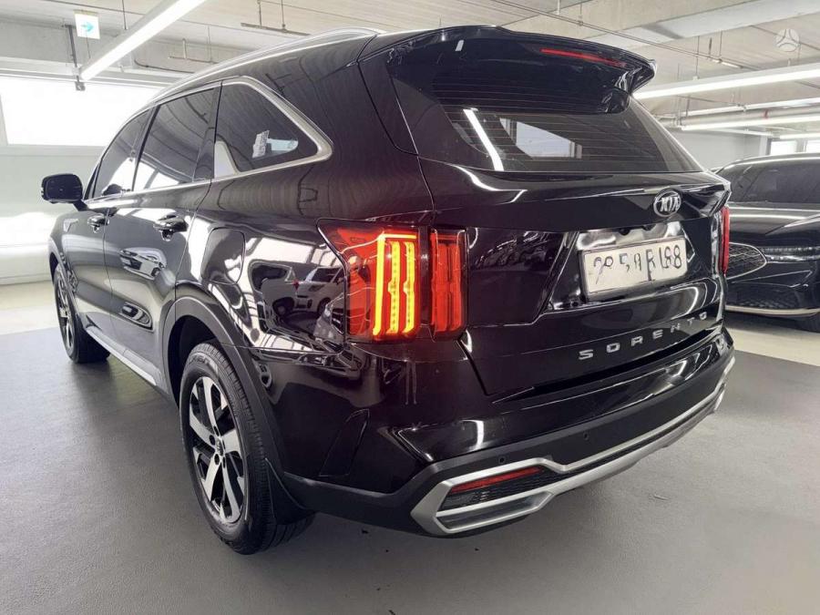 Black Kia Sorento 2020 in Vilnius, with an engine capacity of 2.20 L and mileage of 192 thousand km for 17500 €, photo 5 on AUTOMOTO.COM.LV