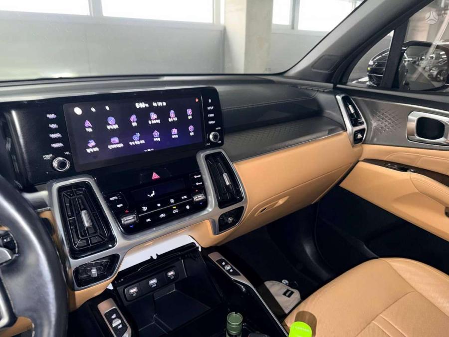 Black Kia Sorento 2020 in Vilnius, with an engine capacity of 2.20 L and mileage of 192 thousand km for 17500 €, photo 8 on AUTOMOTO.COM.LV