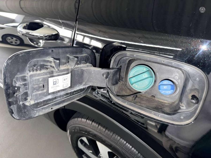 Black Kia Sorento 2020 in Vilnius, with an engine capacity of 2.20 L and mileage of 192 thousand km for 17500 €, photo 9 on AUTOMOTO.COM.LV