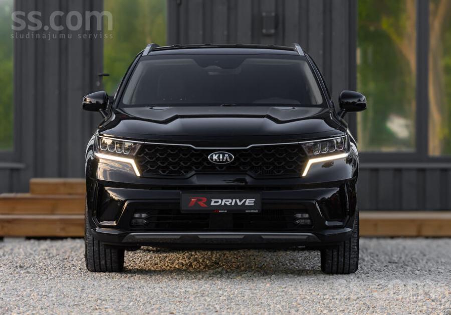 Black Kia Sorento 2021 in Jelgava, with an engine capacity of 1.60 L and mileage of 175 thousand km for 23600 €, photo 4 on AUTOMOTO.COM.LV