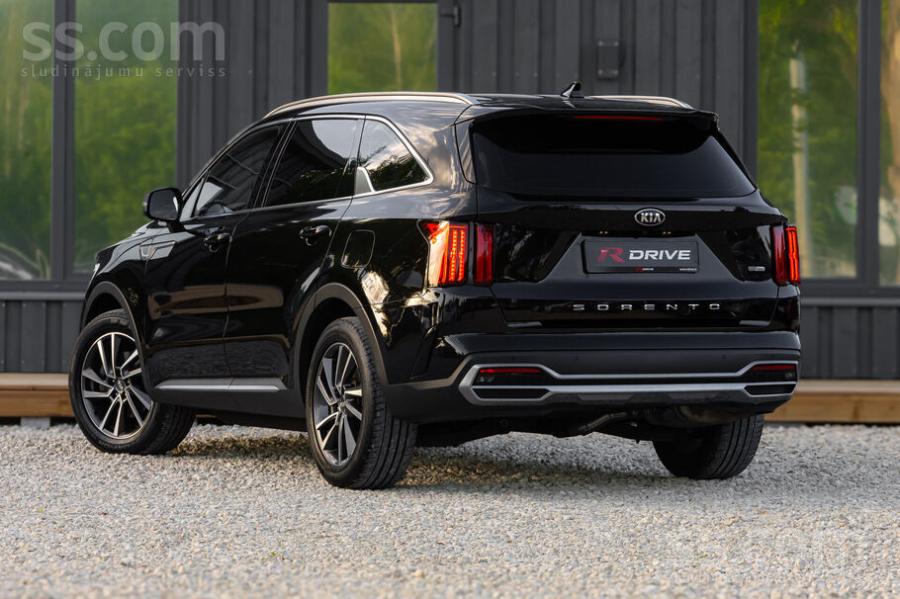 Black Kia Sorento 2021 in Jelgava, with an engine capacity of 1.60 L and mileage of 175 thousand km for 23600 €, photo 6 on AUTOMOTO.COM.LV