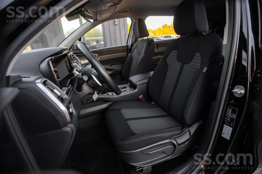 Black Kia Sorento 2021 in Jelgava, with an engine capacity of 1.60 L and mileage of 175 thousand km for 23600 €, photo 9 on AUTOMOTO.COM.LV