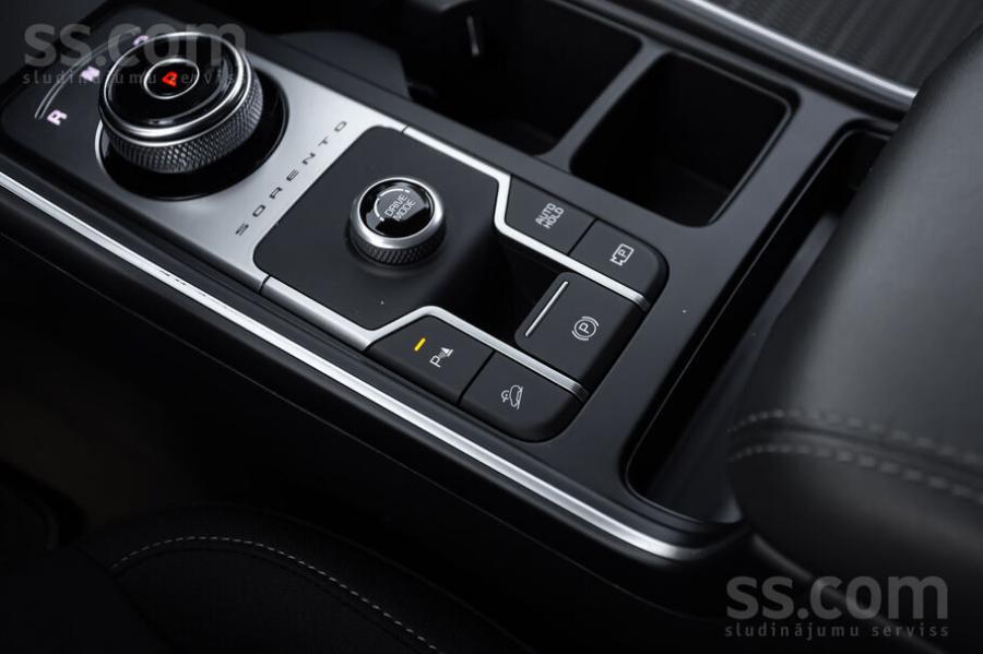 Black Kia Sorento 2021 in Jelgava, with an engine capacity of 1.60 L and mileage of 175 thousand km for 23600 €, photo 20 on AUTOMOTO.COM.LV