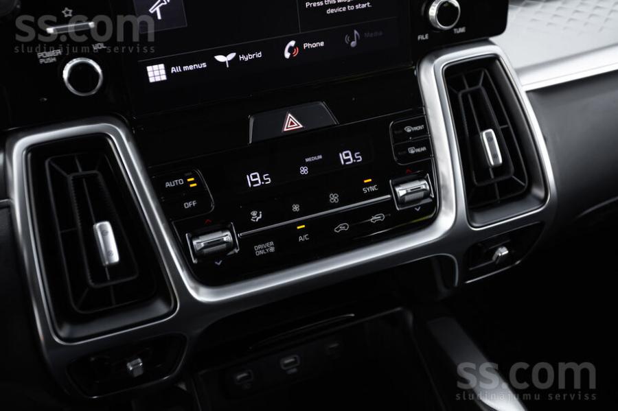 Black Kia Sorento 2021 in Jelgava, with an engine capacity of 1.60 L and mileage of 175 thousand km for 23600 €, photo 21 on AUTOMOTO.COM.LV