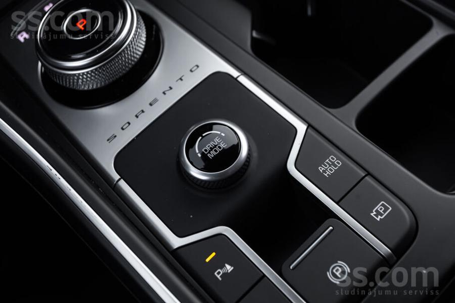 Black Kia Sorento 2021 in Jelgava, with an engine capacity of 1.60 L and mileage of 175 thousand km for 23600 €, photo 29 on AUTOMOTO.COM.LV