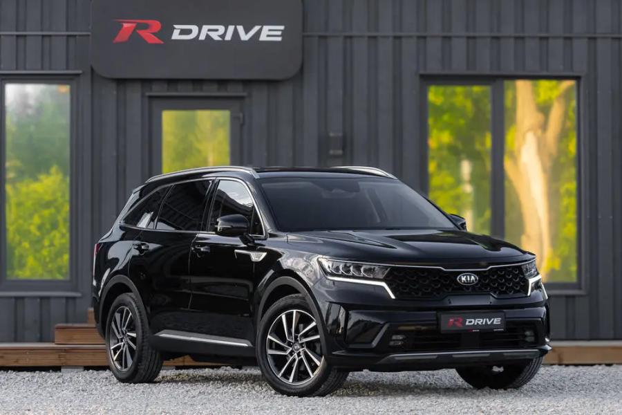 Black Kia Sorento 2021 in Jelgava, with an engine capacity of 1.60 L and mileage of 175 thousand km for 23600 €, photo 1 on AUTOMOTO.COM.LV