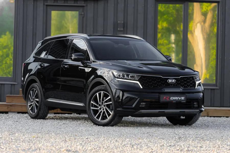 Black Kia Sorento 2021 in Jelgava, with an engine capacity of 1.60 L and mileage of 175 thousand km for 23600 €, photo 3 on AUTOMOTO.COM.LV
