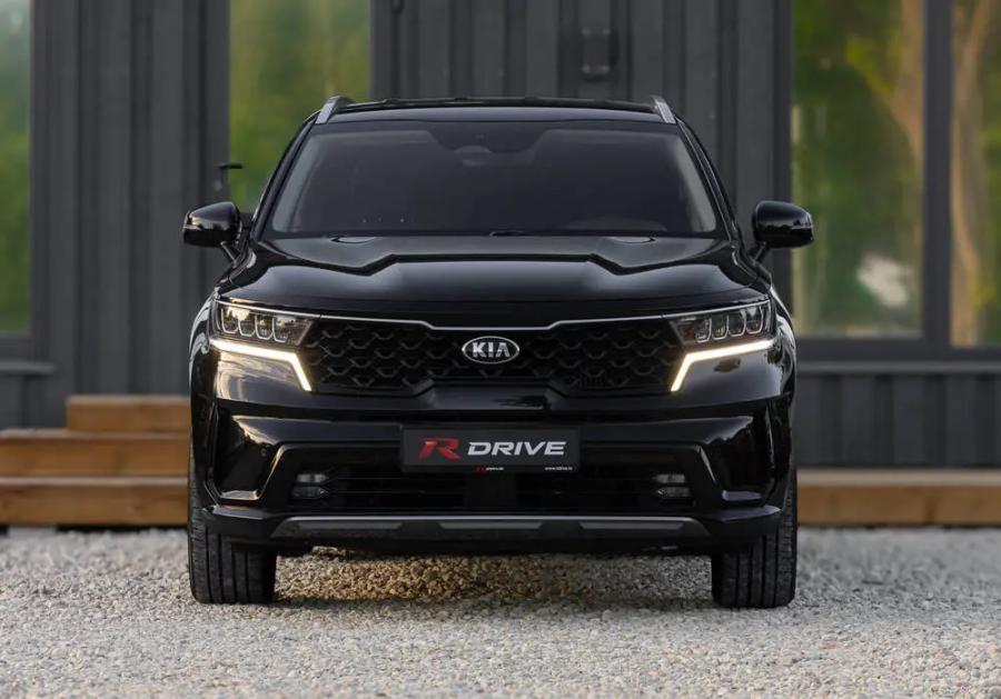 Black Kia Sorento 2021 in Jelgava, with an engine capacity of 1.60 L and mileage of 175 thousand km for 23600 €, photo 4 on AUTOMOTO.COM.LV