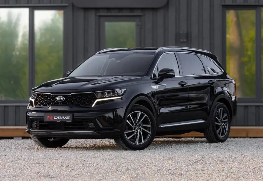 Black Kia Sorento 2021 in Jelgava, with an engine capacity of 1.60 L and mileage of 175 thousand km for 23600 €, photo 5 on AUTOMOTO.COM.LV