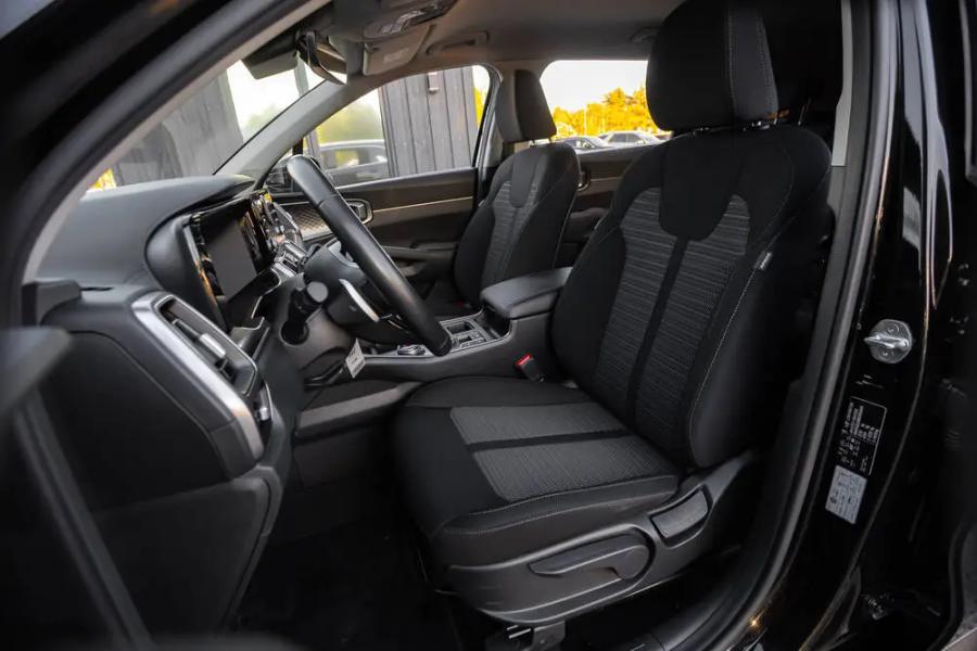 Black Kia Sorento 2021 in Jelgava, with an engine capacity of 1.60 L and mileage of 175 thousand km for 23600 €, photo 9 on AUTOMOTO.COM.LV