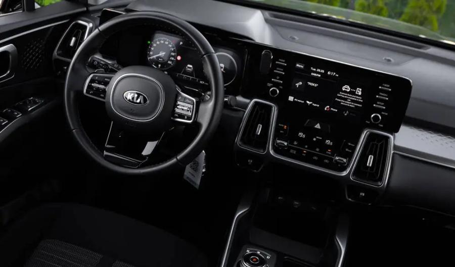 Black Kia Sorento 2021 in Jelgava, with an engine capacity of 1.60 L and mileage of 175 thousand km for 23600 €, photo 10 on AUTOMOTO.COM.LV