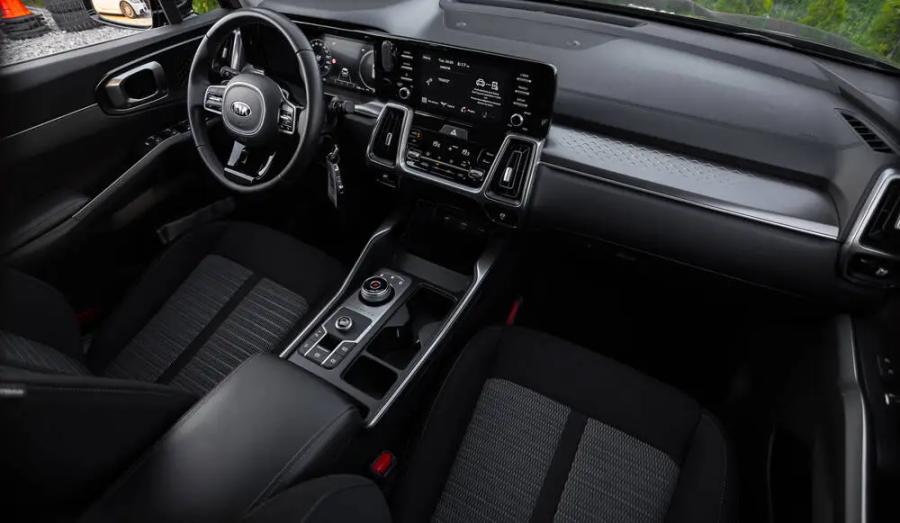 Black Kia Sorento 2021 in Jelgava, with an engine capacity of 1.60 L and mileage of 175 thousand km for 23600 €, photo 11 on AUTOMOTO.COM.LV