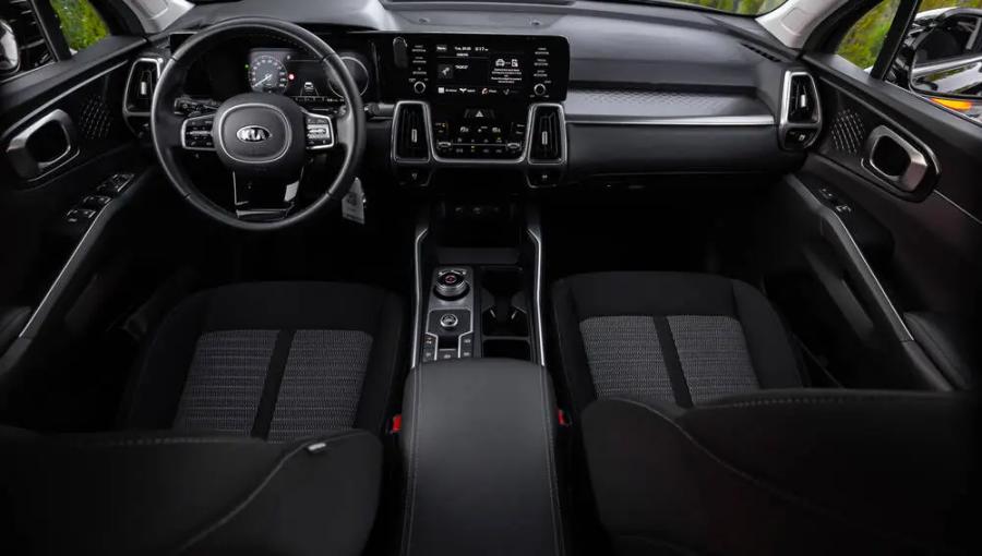Black Kia Sorento 2021 in Jelgava, with an engine capacity of 1.60 L and mileage of 175 thousand km for 23600 €, photo 12 on AUTOMOTO.COM.LV