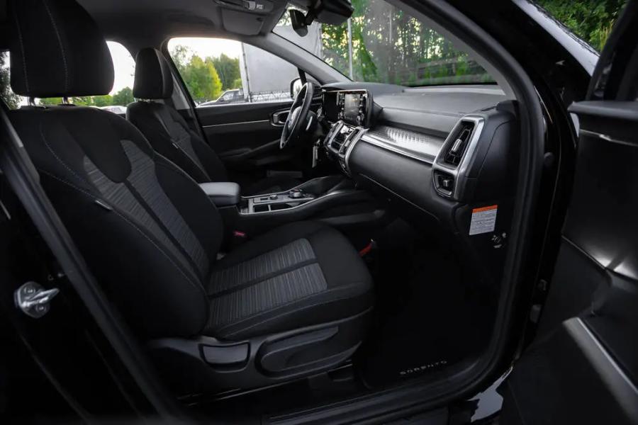 Black Kia Sorento 2021 in Jelgava, with an engine capacity of 1.60 L and mileage of 175 thousand km for 23600 €, photo 13 on AUTOMOTO.COM.LV