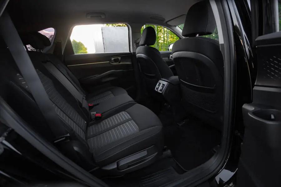 Black Kia Sorento 2021 in Jelgava, with an engine capacity of 1.60 L and mileage of 175 thousand km for 23600 €, photo 14 on AUTOMOTO.COM.LV