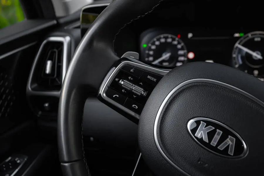 Black Kia Sorento 2021 in Jelgava, with an engine capacity of 1.60 L and mileage of 175 thousand km for 23600 €, photo 15 on AUTOMOTO.COM.LV