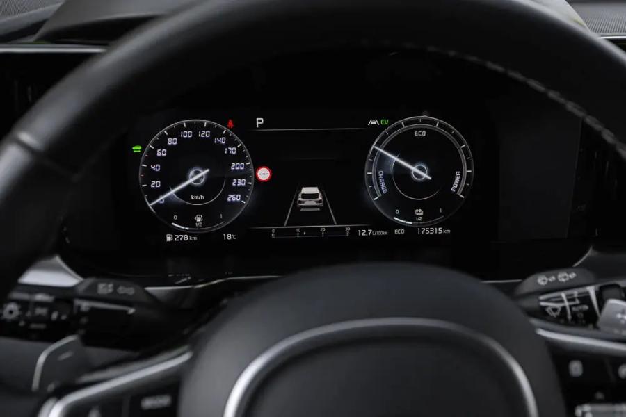 Black Kia Sorento 2021 in Jelgava, with an engine capacity of 1.60 L and mileage of 175 thousand km for 23600 €, photo 17 on AUTOMOTO.COM.LV