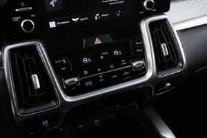 Black Kia Sorento 2021 in Jelgava, with an engine capacity of 1.60 L and mileage of 175 thousand km for 23600 €, photo 21 on AUTOMOTO.COM.LV