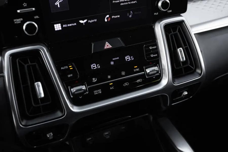 Black Kia Sorento 2021 in Jelgava, with an engine capacity of 1.60 L and mileage of 175 thousand km for 23600 €, photo 21 on AUTOMOTO.COM.LV
