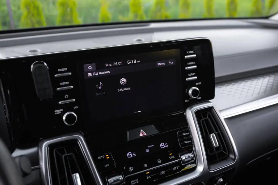 Black Kia Sorento 2021 in Jelgava, with an engine capacity of 1.60 L and mileage of 175 thousand km for 23600 €, photo 26 on AUTOMOTO.COM.LV