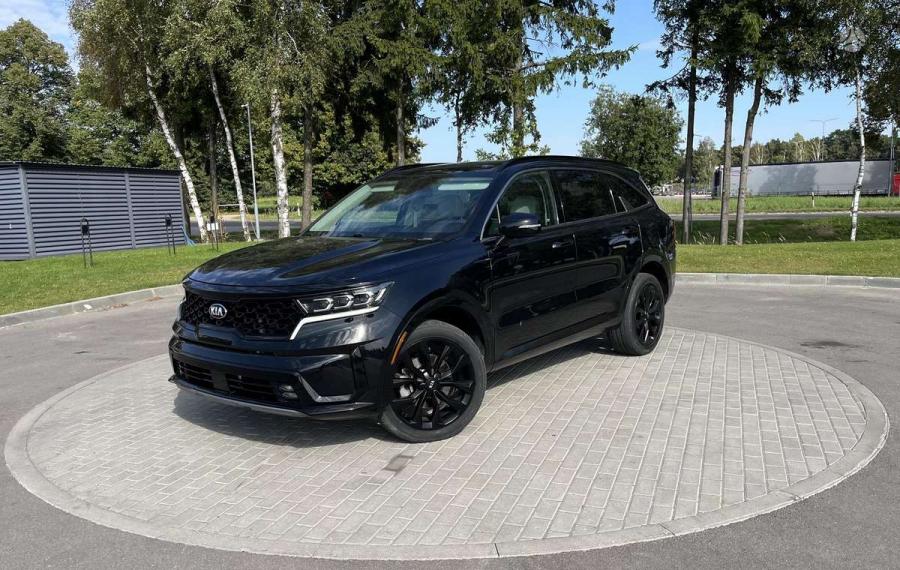 Black Kia Sorento 2021 in Vilnius, with an engine capacity of 2.50 L and mileage of 186 thousand km for 24000 €, photo 1 on AUTOMOTO.COM.LV