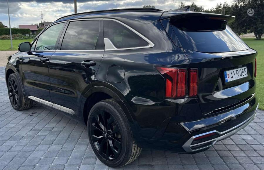 Black Kia Sorento 2021 in Vilnius, with an engine capacity of 2.50 L and mileage of 186 thousand km for 24000 €, photo 5 on AUTOMOTO.COM.LV