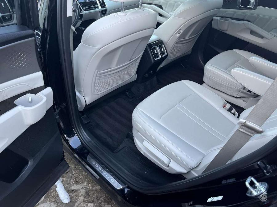 Black Kia Sorento 2021 in Vilnius, with an engine capacity of 2.50 L and mileage of 186 thousand km for 24000 €, photo 16 on AUTOMOTO.COM.LV