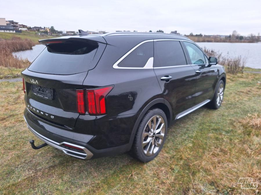 Black Kia Sorento 2022 in Vilnius, with an engine capacity of 2.20 L and mileage of 71 thousand km for 34900 €, photo 2 on AUTOMOTO.COM.LV
