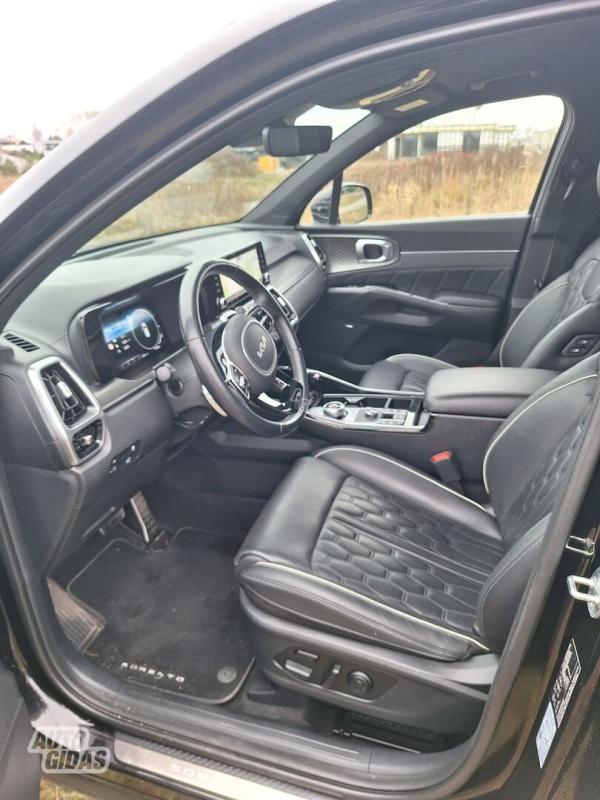 Black Kia Sorento 2022 in Vilnius, with an engine capacity of 2.20 L and mileage of 71 thousand km for 32500 €, photo 4 on AUTOMOTO.COM.LV