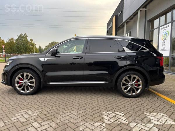 Black Kia Sorento 2022 in Liepaja, with an engine capacity of 2.20 L and mileage of 82 thousand km for 36000 €, photo 7 on AUTOMOTO.COM.LV