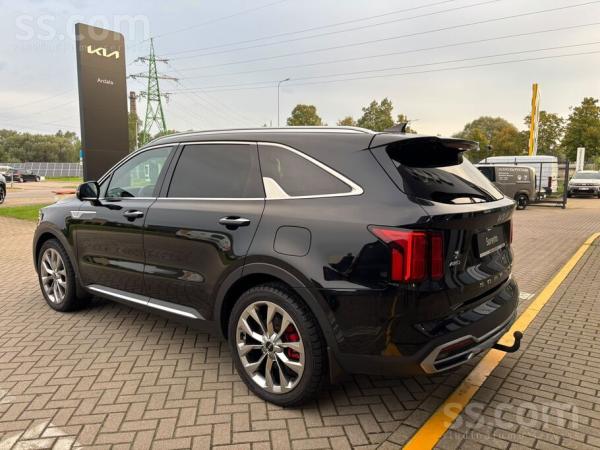 Black Kia Sorento 2022 in Liepaja, with an engine capacity of 2.20 L and mileage of 82 thousand km for 36000 €, photo 9 on AUTOMOTO.COM.LV