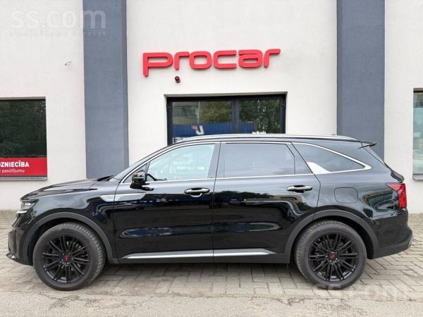 Black Kia Sorento 2022 in Riga, with an engine capacity of 1.60 L and mileage of 23 thousand km for 39900 €, photo 3 on AUTOMOTO.COM.LV