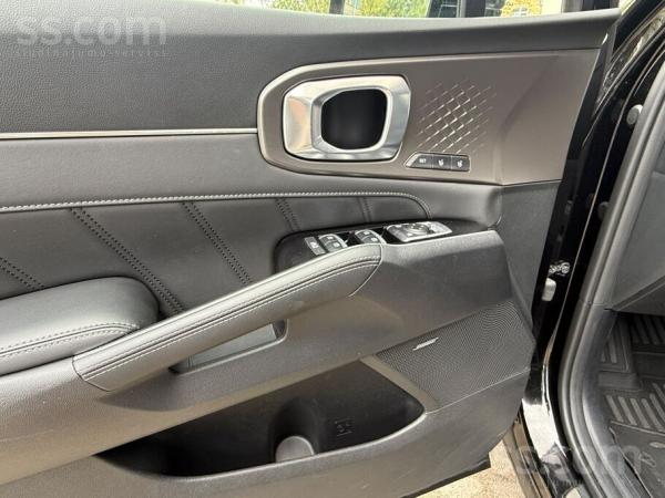 Black Kia Sorento 2022 in Riga, with an engine capacity of 1.60 L and mileage of 23 thousand km for 39900 €, photo 11 on AUTOMOTO.COM.LV