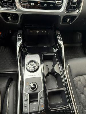 Melns Kia Sorento 2022 Rīga, ar dzinēja tilpumu 1.60 L un nobraukumu 23 tūkst. km par 39900 €, foto 26 vietnē AUTOMOTO.COM.LV