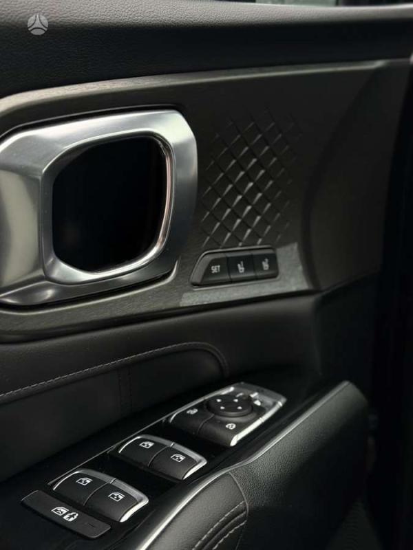 Black Kia Sorento 2024 in Vilnius, with an engine capacity of 2.15 L and mileage of 31 thousand km for 39700 €, photo 11 on AUTOMOTO.COM.LV