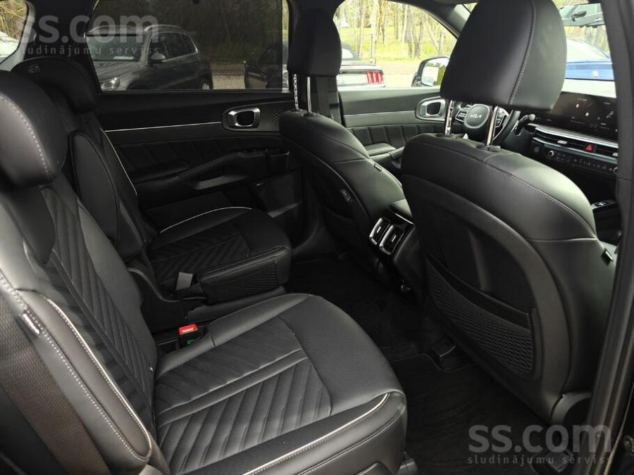 Black Kia Sorento 2025 in Riga, with an engine capacity of 2.20 L and mileage of 58 thousand km for 47900 €, photo 12 on AUTOMOTO.COM.LV