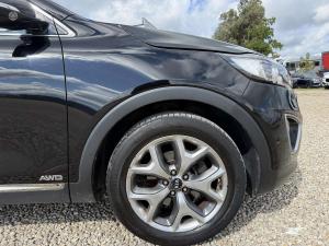 Black Kia Sorento 2016 in Vilnius, with an engine capacity of 2.20 L and mileage of 189 thousand km for 15750 €, photo 12 on AUTOMOTO.COM.LV