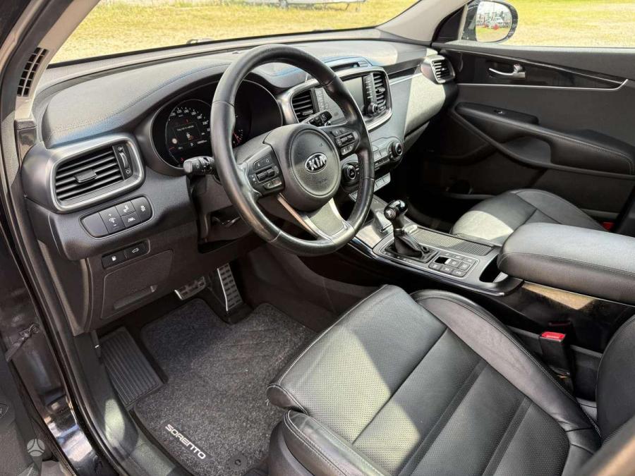 Black Kia Sorento 2016 in Vilnius, with an engine capacity of 2.20 L and mileage of 189 thousand km for 15750 €, photo 19 on AUTOMOTO.COM.LV