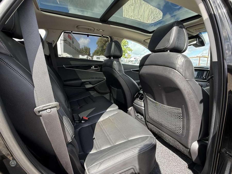 Black Kia Sorento 2016 in Vilnius, with an engine capacity of 2.20 L and mileage of 189 thousand km for 15750 €, photo 24 on AUTOMOTO.COM.LV