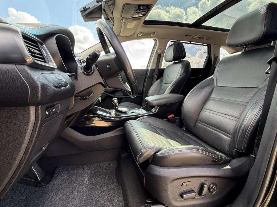 Black Kia Sorento 2016 in Vilnius, with an engine capacity of 2.20 L and mileage of 189 thousand km for 15750 €, photo 35 on AUTOMOTO.COM.LV
