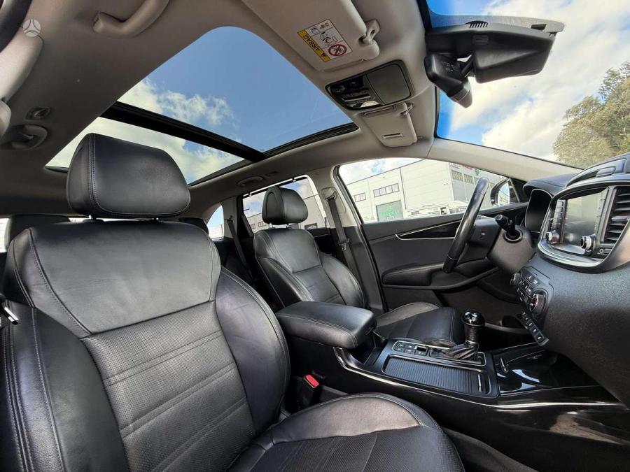 Black Kia Sorento 2016 in Vilnius, with an engine capacity of 2.20 L and mileage of 189 thousand km for 15750 €, photo 40 on AUTOMOTO.COM.LV