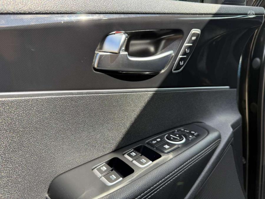 Black Kia Sorento 2016 in Vilnius, with an engine capacity of 2.20 L and mileage of 189 thousand km for 15750 €, photo 41 on AUTOMOTO.COM.LV