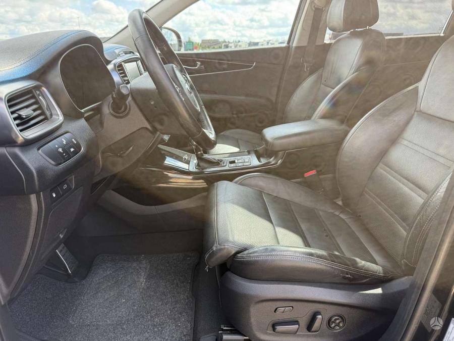 Black Kia Sorento 2016 in Vilnius, with an engine capacity of 2.20 L and mileage of 189 thousand km for 15750 €, photo 48 on AUTOMOTO.COM.LV