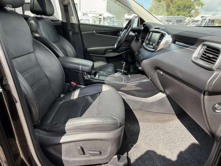 Black Kia Sorento 2016 in Vilnius, with an engine capacity of 2.20 L and mileage of 189 thousand km for 15750 €, photo 49 on AUTOMOTO.COM.LV
