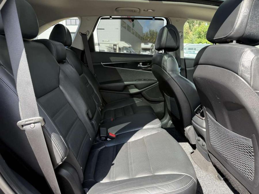 Black Kia Sorento 2016 in Vilnius, with an engine capacity of 2.20 L and mileage of 189 thousand km for 15750 €, photo 57 on AUTOMOTO.COM.LV