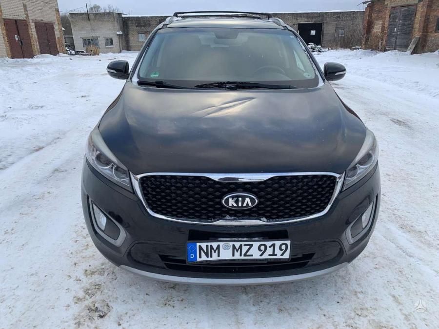 Black Kia Sorento 2017 in Utena, with an engine capacity of 3.34 L and mileage of 190 thousand km for 9999 €, photo 3 on AUTOMOTO.COM.LV